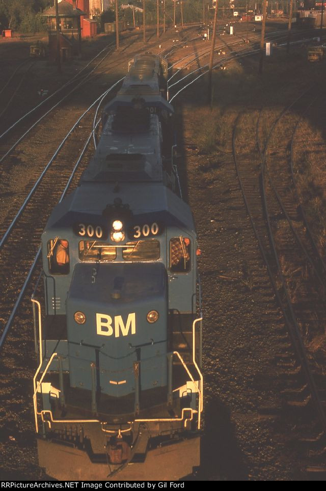 B&M 300(GP40-2)